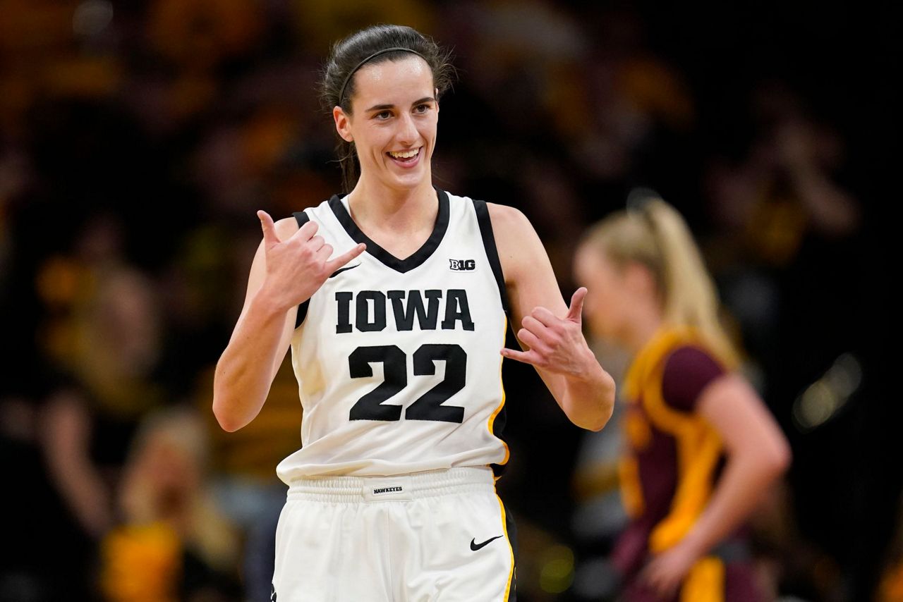 Presidential candidate Haley cheers on Iowa hoops star Caitlin Clark in ...