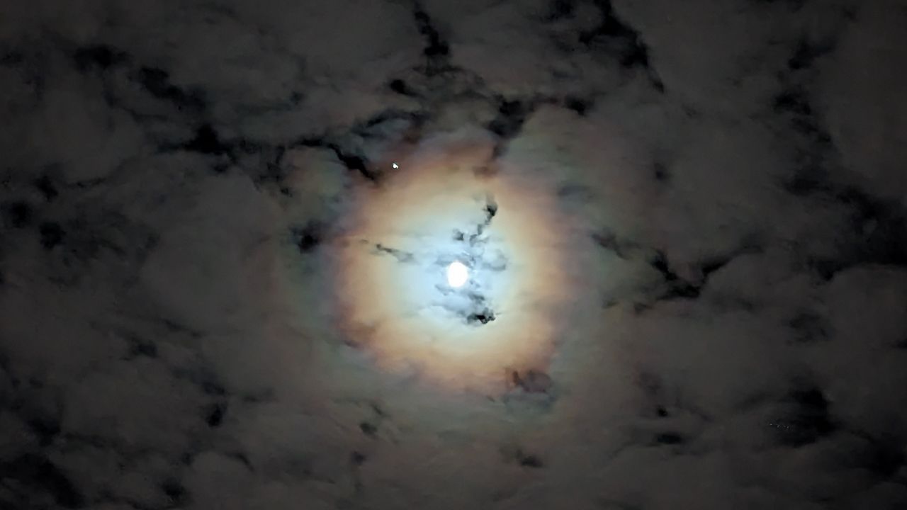 What causes a ring around the moon?