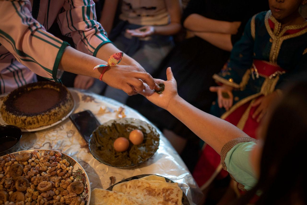 AP PHOTOS: Moroccans feast, light up sky on Shiite holy day