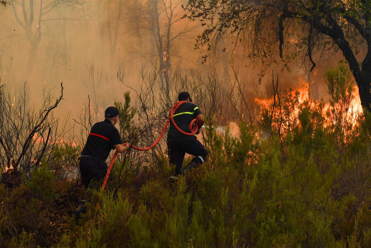 Moroccan soldiers, firefighters battle fires in the north