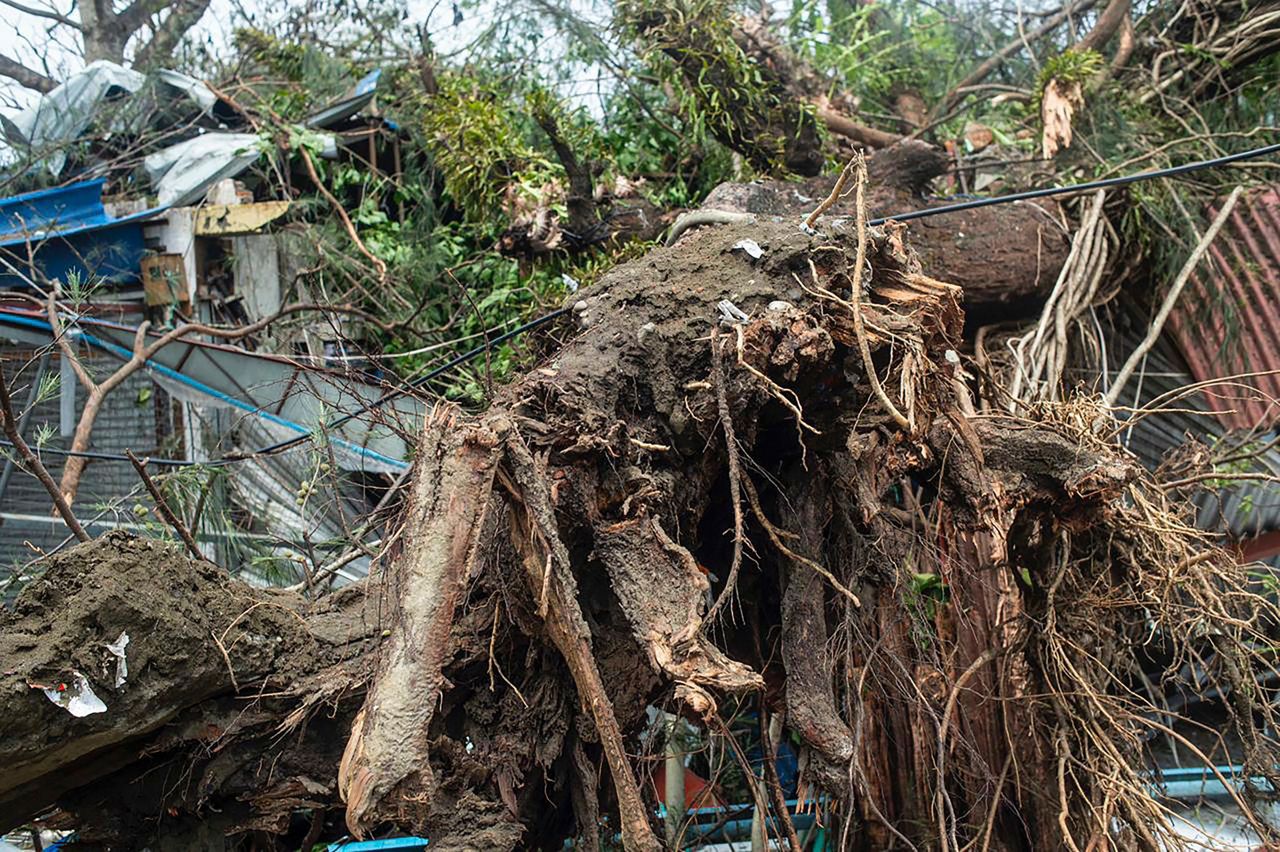 Powerful Cyclone Mocha floods streets, cuts communications in western ...