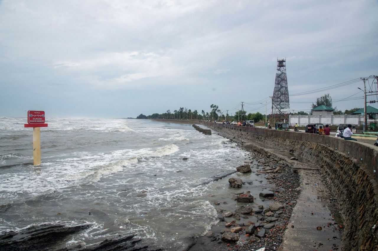Thousands along Bangladesh, Myanmar coast told to seek shelter as ...