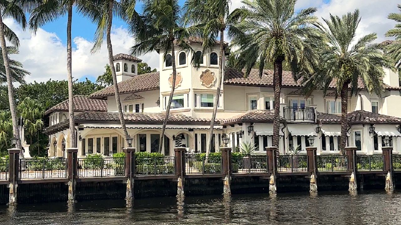 Using mini powerboats to see Ft. Lauderdale