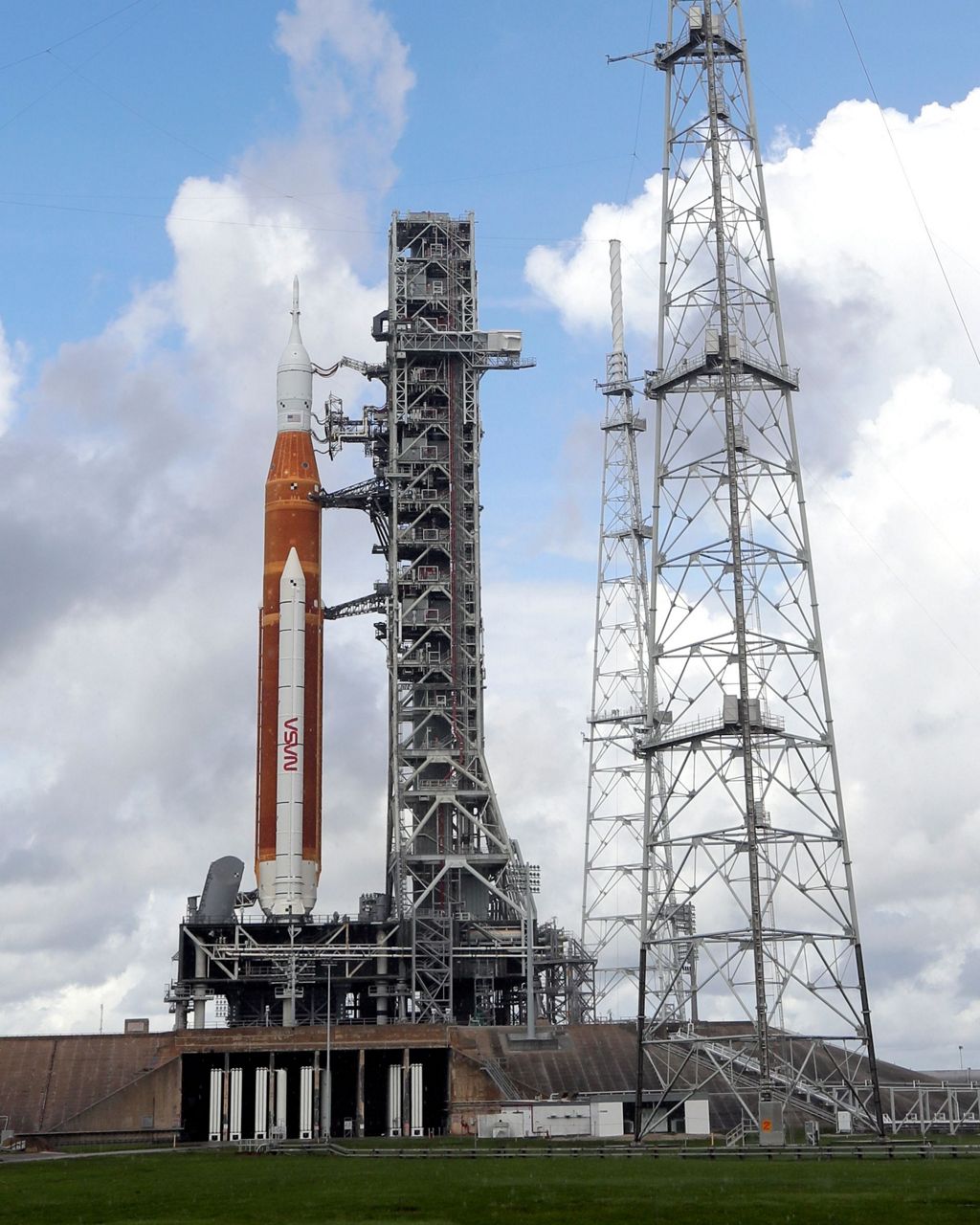 NASA fuels moon rocket for liftoff on 1st test flight