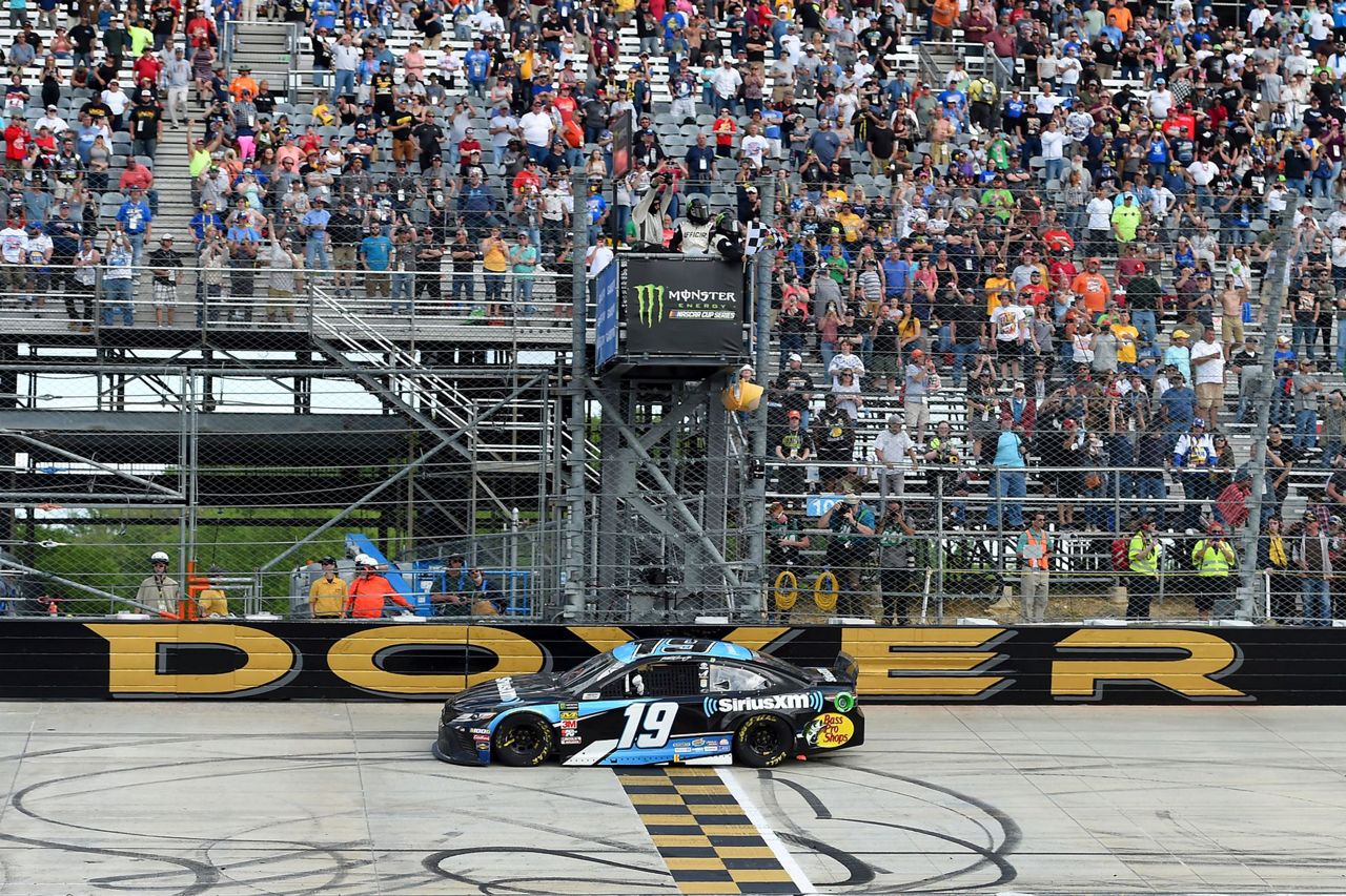 Elliott on the pole at Dover for rare Monday NASCAR race