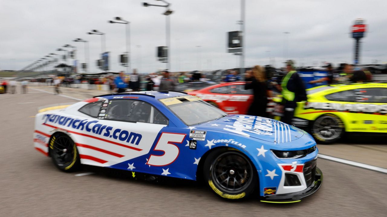 Larson signs 3-year extension with Hendrick through 2026