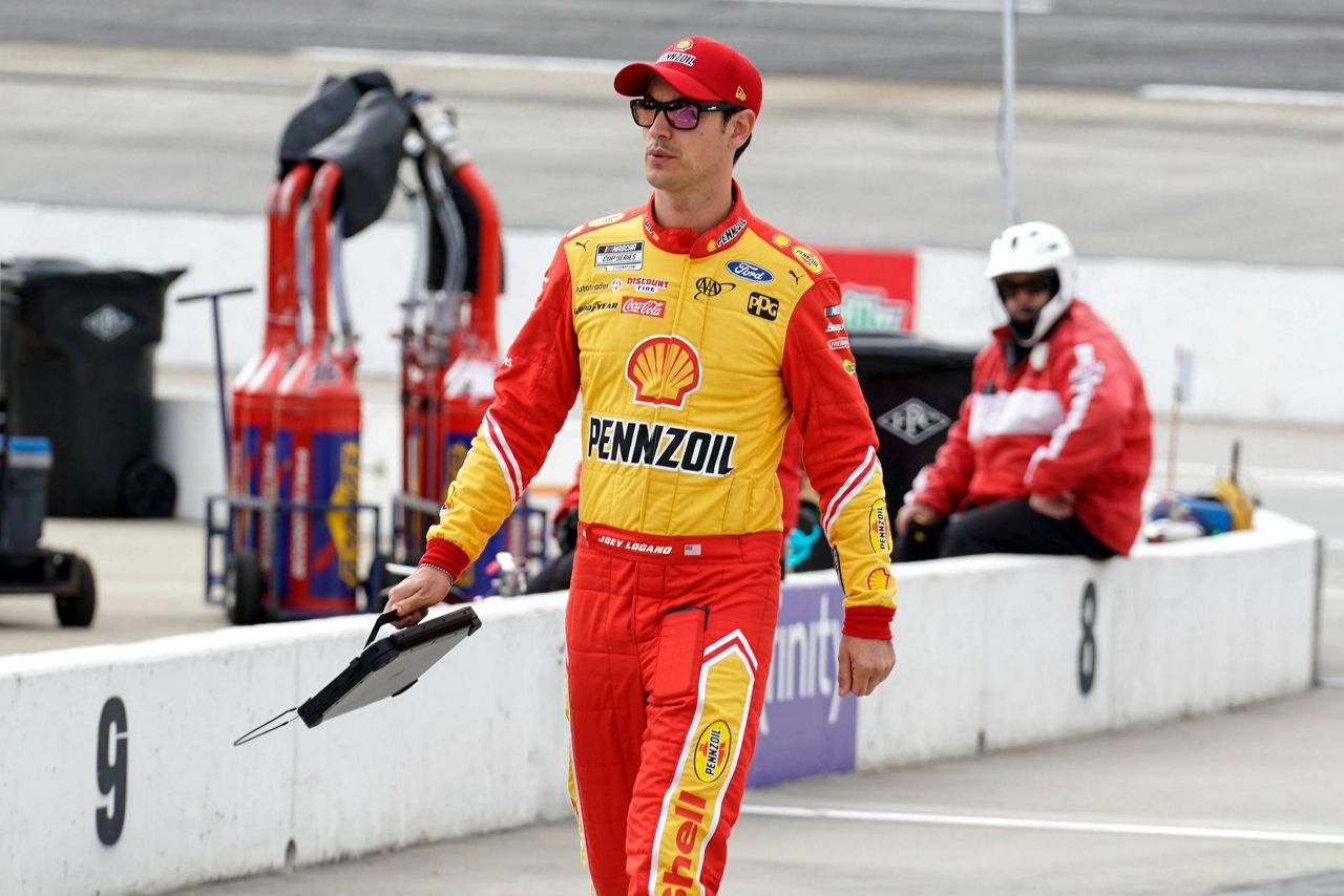 Wall-hugging Chastain, red-hot Bell eye 1st NASCAR title