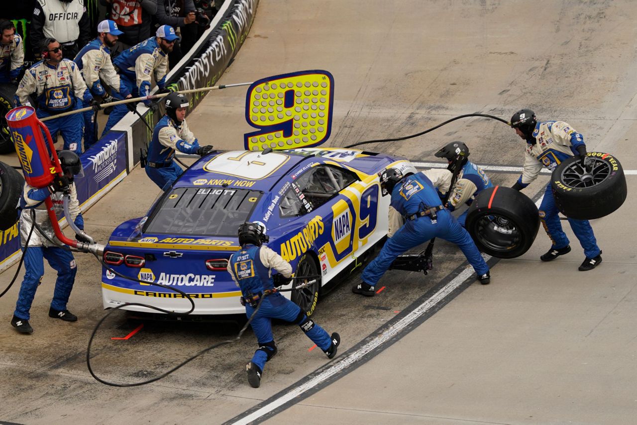 Wall-hugging Chastain, red-hot Bell eye 1st NASCAR title