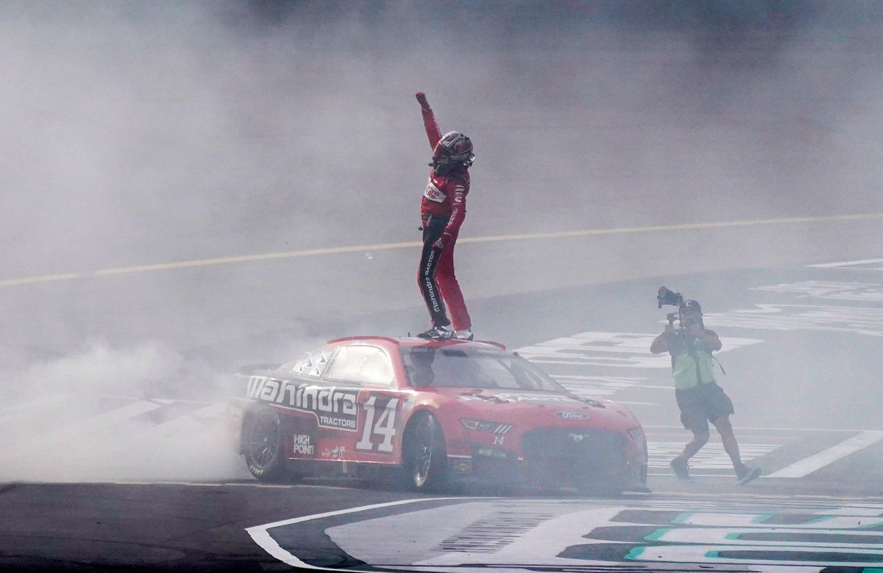 Briscoe races to first Cup win, pulls away late in Phoenix