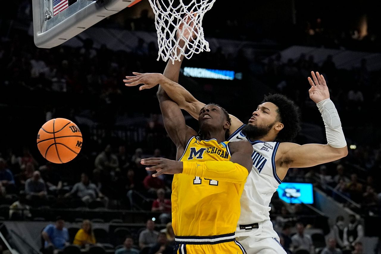 Samuels powers Villanova over Michigan 63-55 in Sweet 16