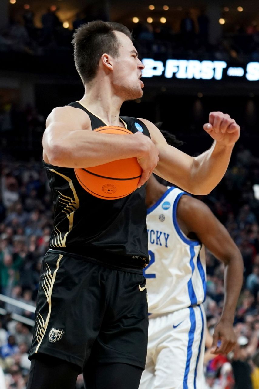 March Madness: 'There's something pure about Jack Gohlke,' Oakland's ...