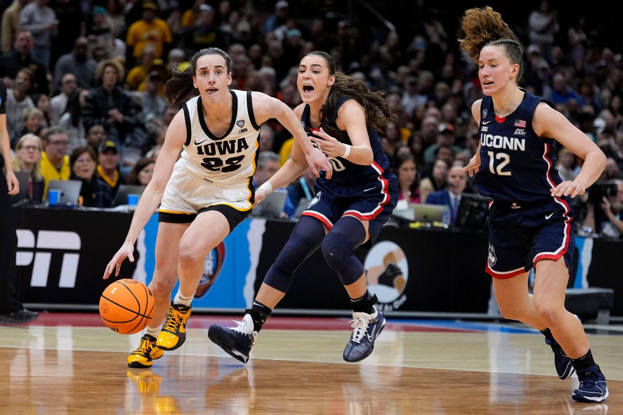 Caitlin Clark struggles in first half against UConn with 6 points, no 3 ...