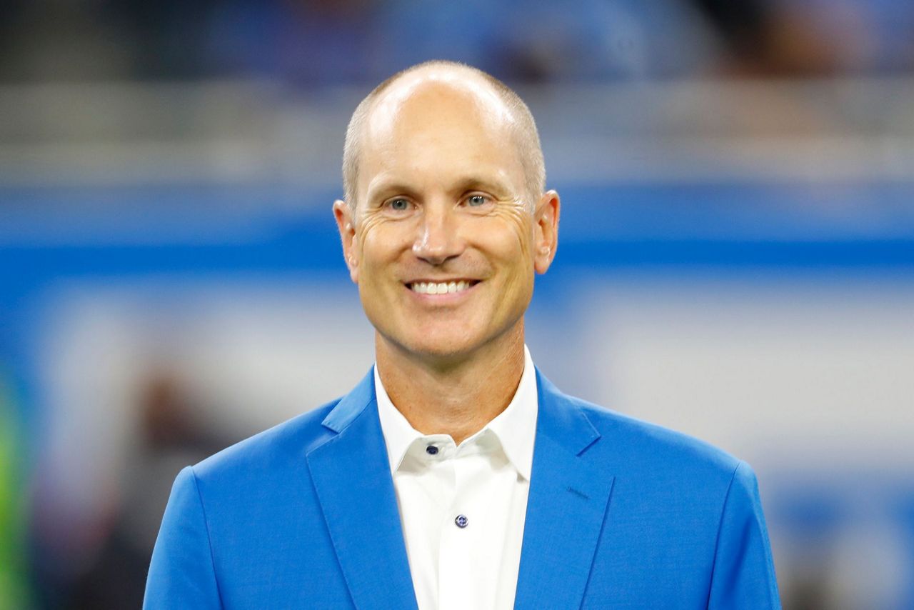 The Latest: Writer gets kick out of old story with Hanson