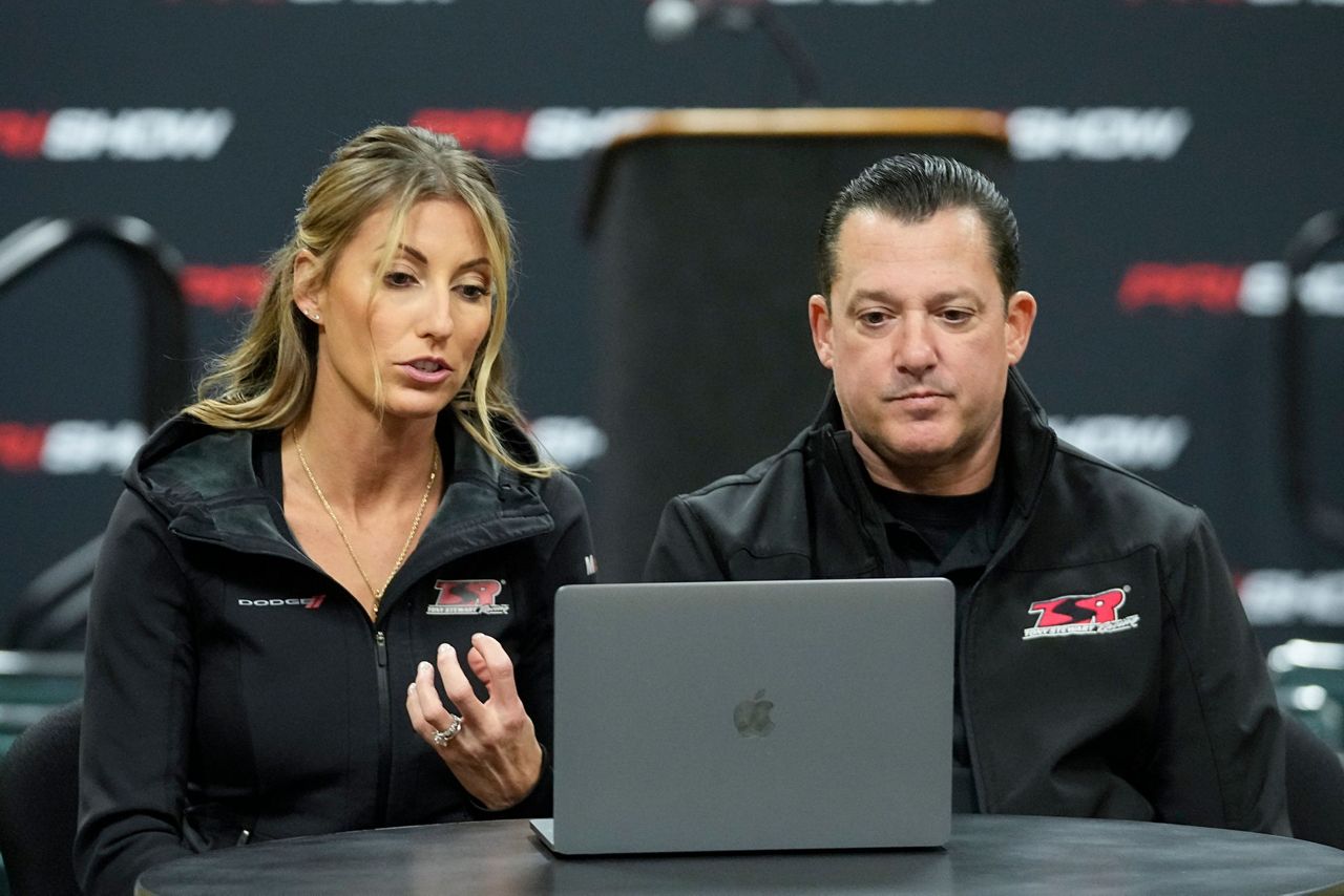 Leah Pruett to start family with Tony Stewart, who will drive her NHRA ...