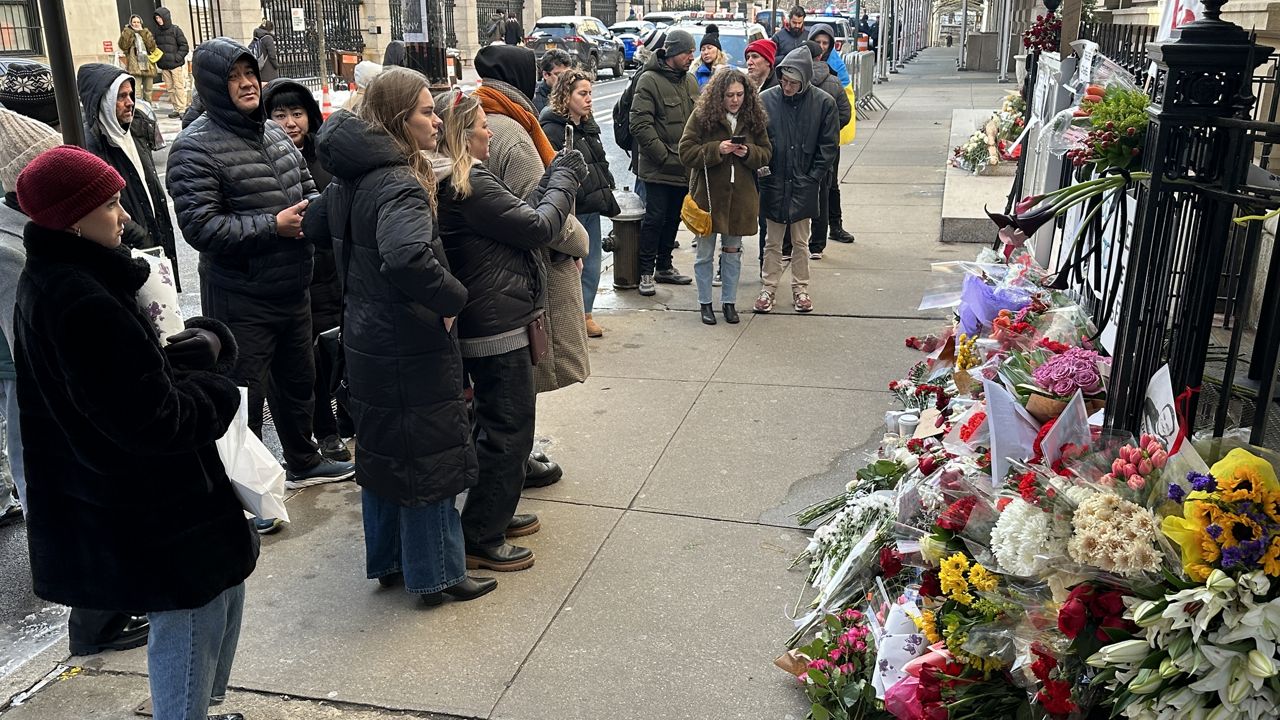 Crowds mourn death of Alexei Navalny