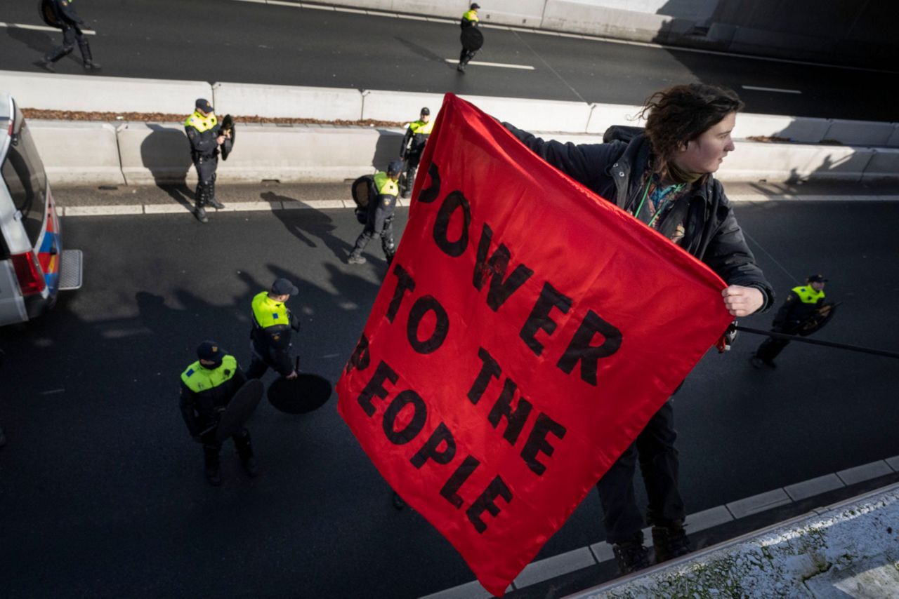 Tractors head to The Hague, defying ban on farms protest