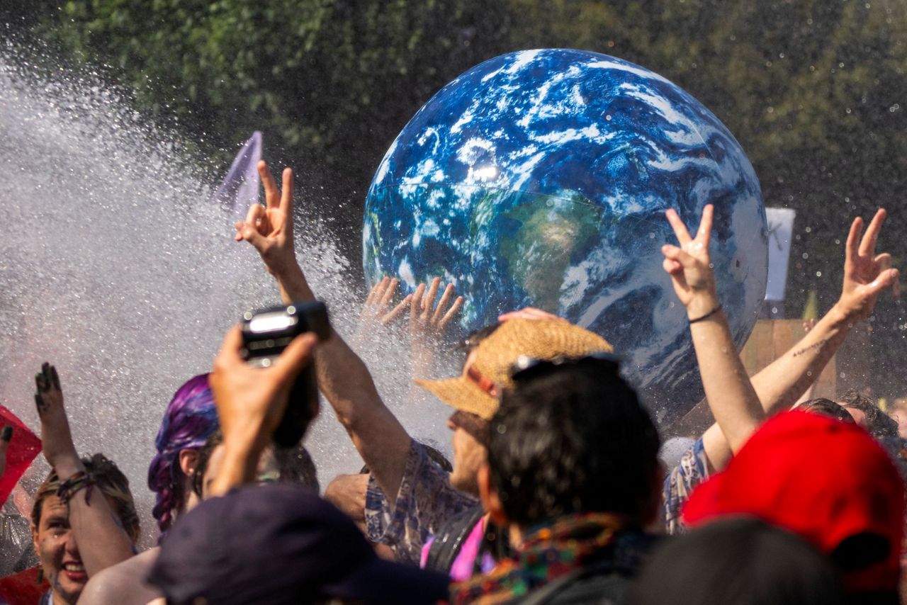 Climate protesters have blocked a Dutch highway to demand an end to big ...