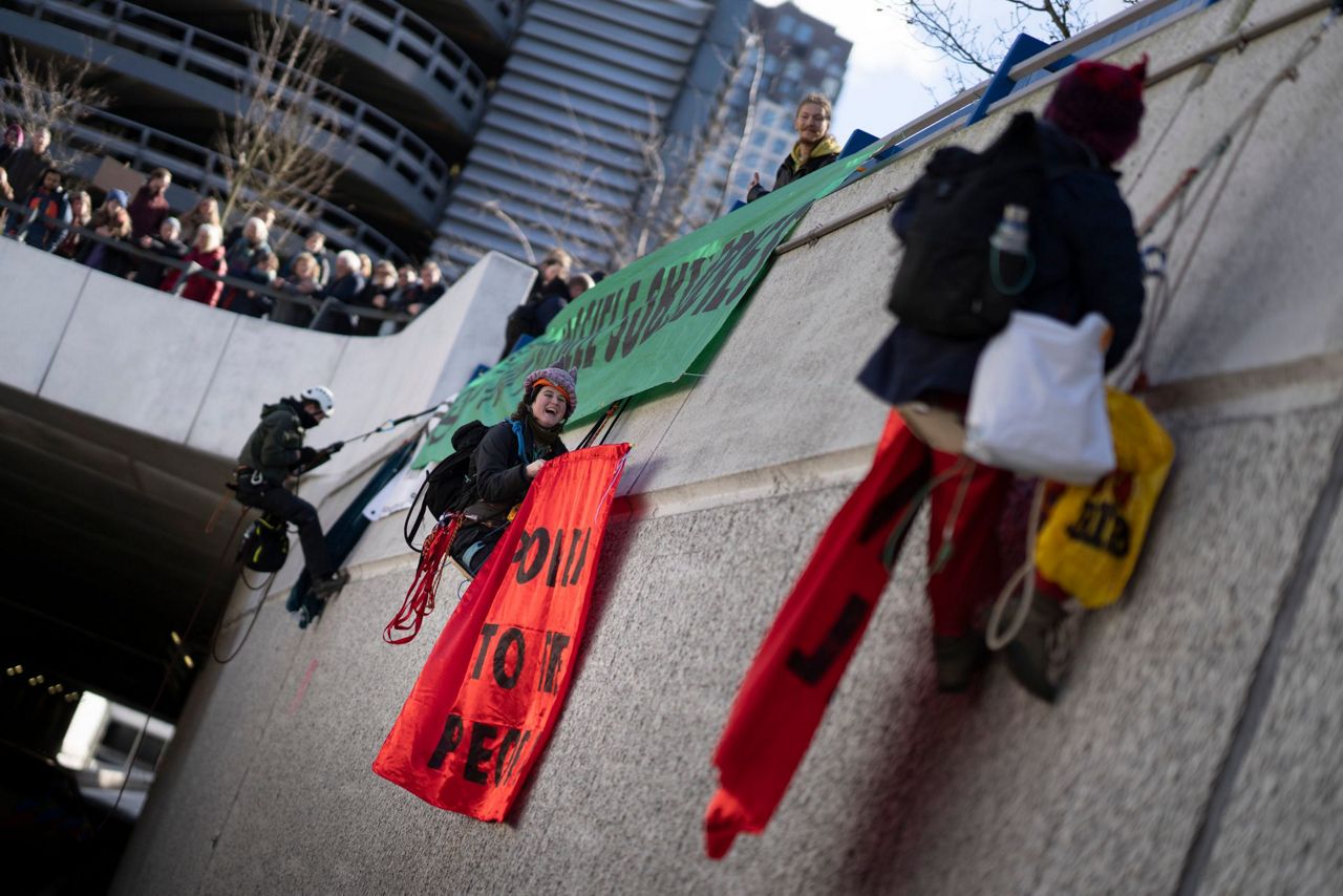 Tractors head to The Hague, defying ban on farms protest