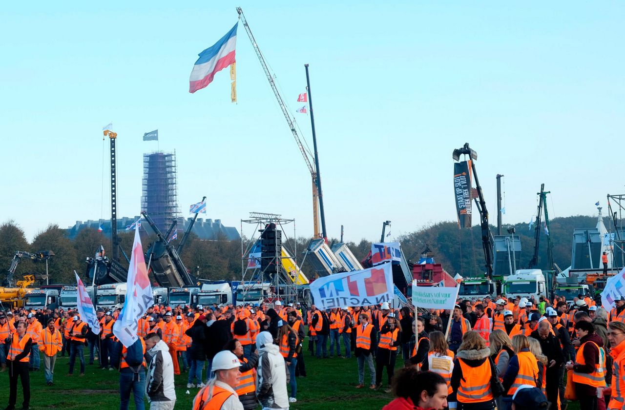 Dutch construction workers protest environmental rules