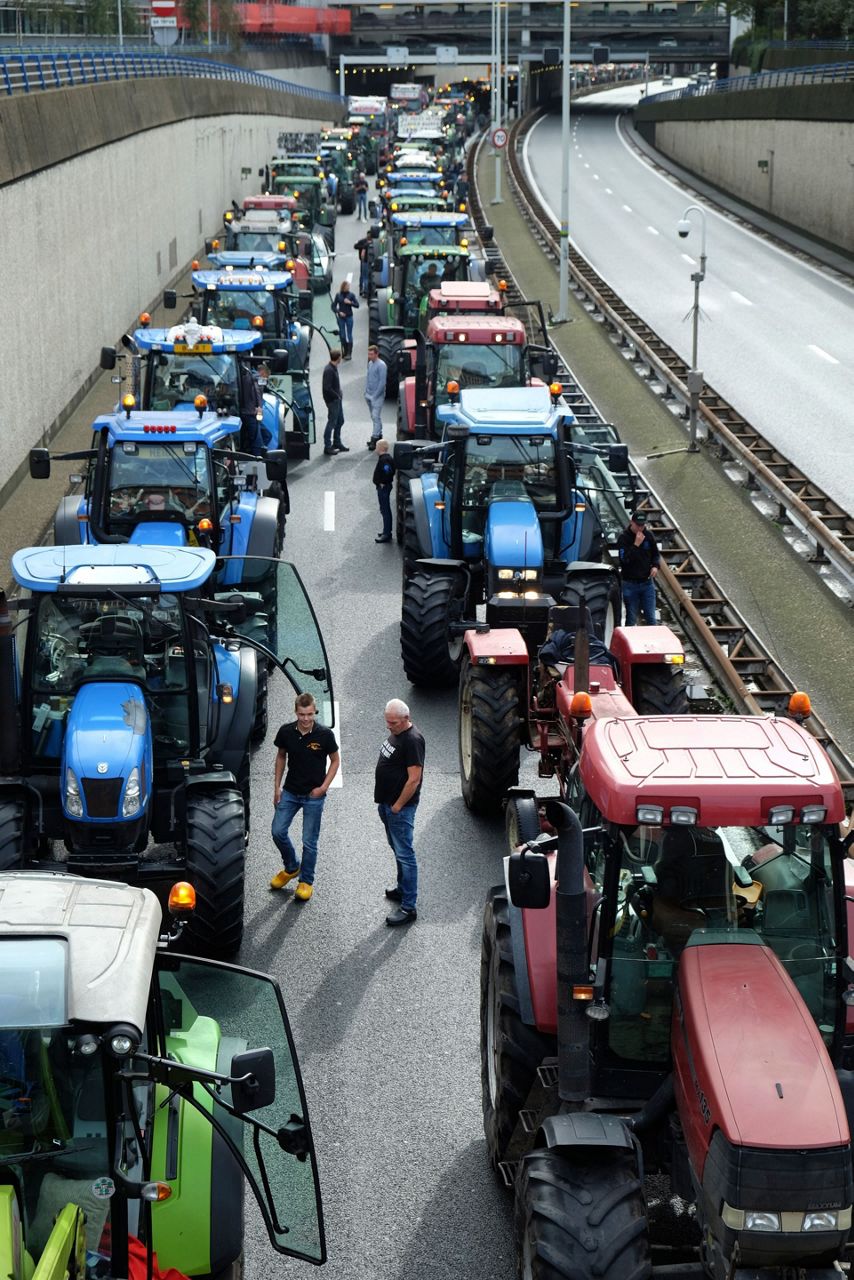 Angry Dutch farmers descend on The Hague to demand respect
