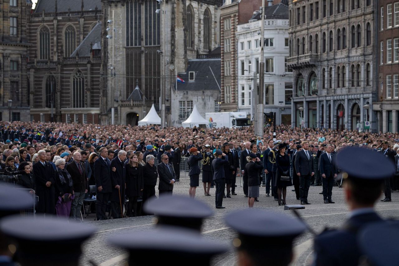 Dutch king lays wreath, thousands attend remembrance event