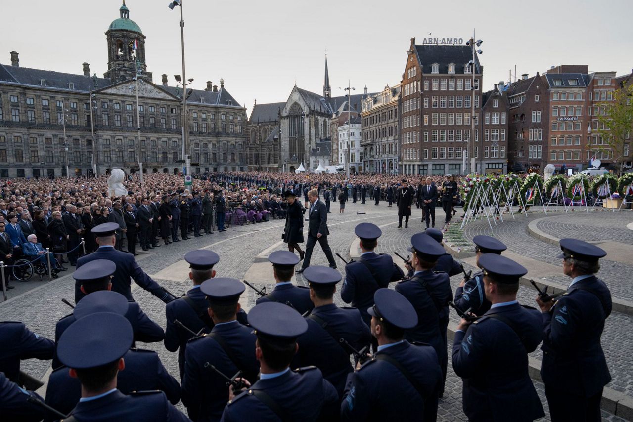 Dutch king lays wreath, thousands attend remembrance event