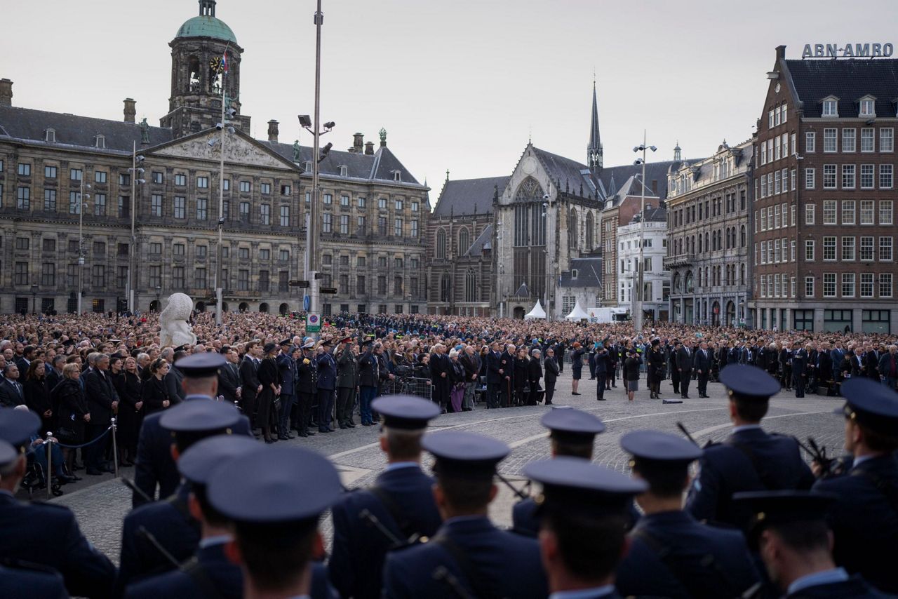 Dutch king lays wreath, thousands attend remembrance event