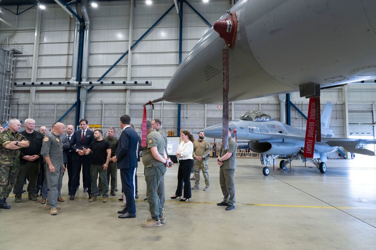 Ukraine's Zelenskyy in Netherlands after US approved sending Dutch F-16 ...
