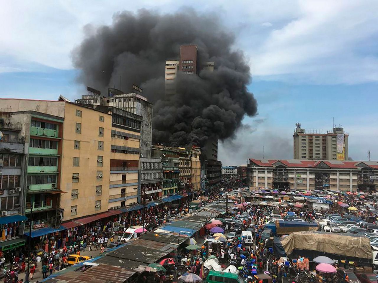 Nigerian firefighters battle huge blaze in central Lagos