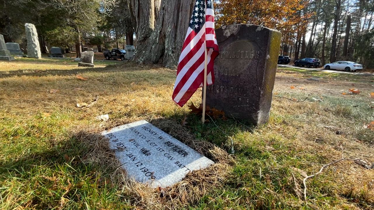 Commemorating new grave markers for local veterans' graves