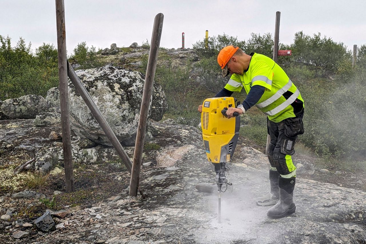 Norway is rebuilding a reindeer fence at the border to stop the animals ...