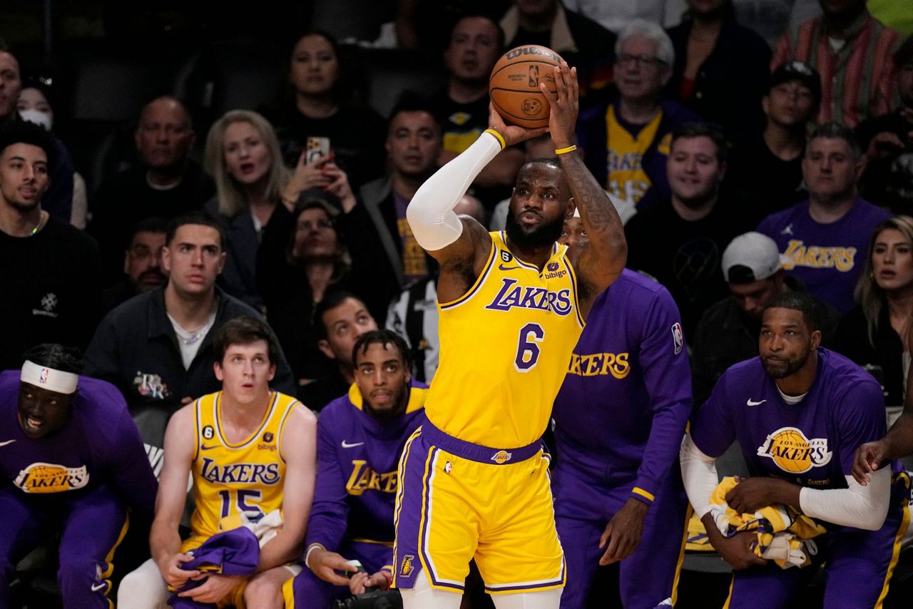 LeBron sets personal best with 31-point first half in Lakers ...