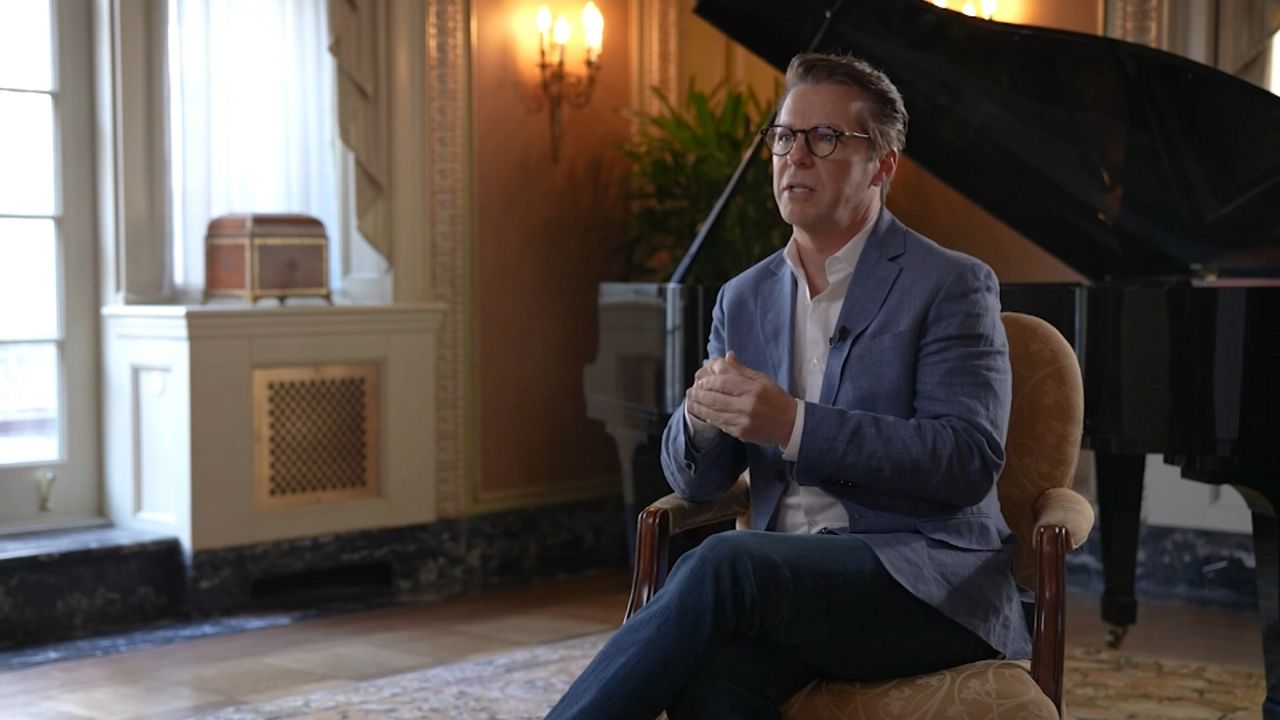 Sean Hayes takes on Oscar Levant in play ‘Good Night, Oscar’