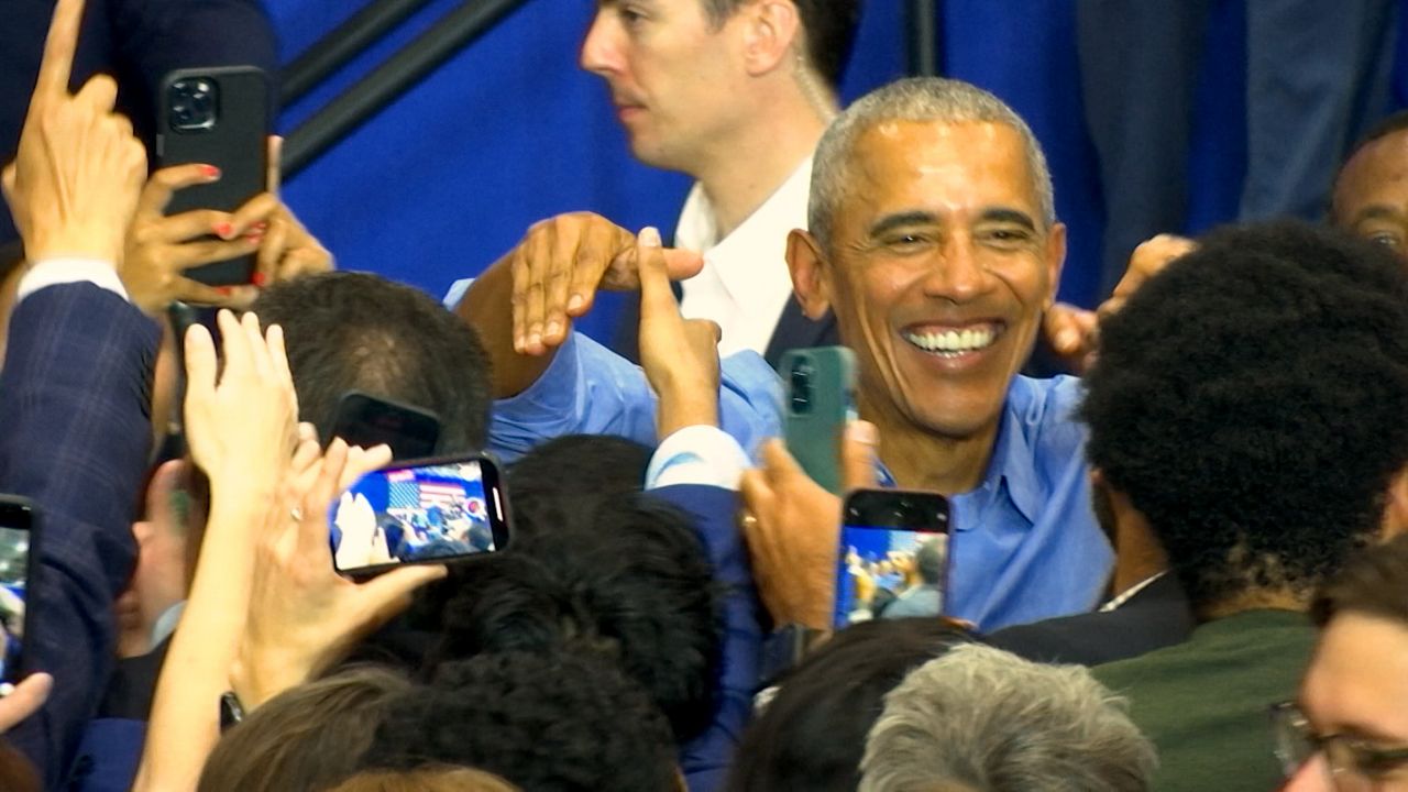 Obama stumps for Wisconsin Democrats