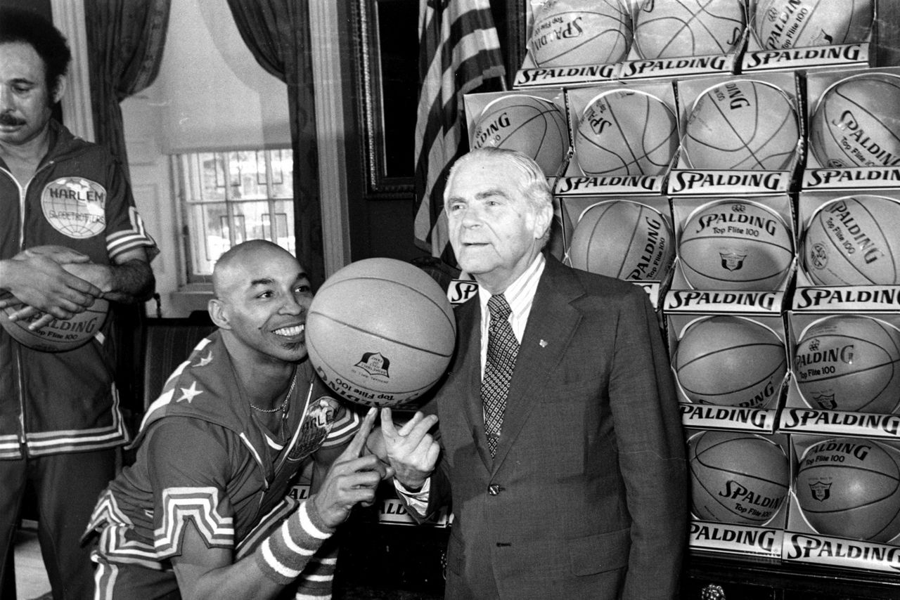 Harlem Globetrotters great Curly Neal dies at 77