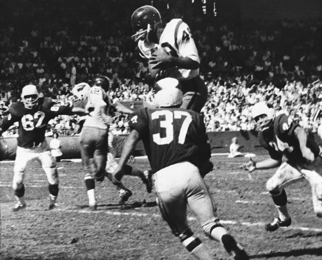 Pro Football Hall of Famer Bobby Mitchell dies at 84