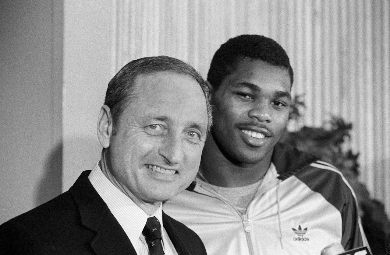 Vince Dooley, longtime Georgia football coach, dies at 90