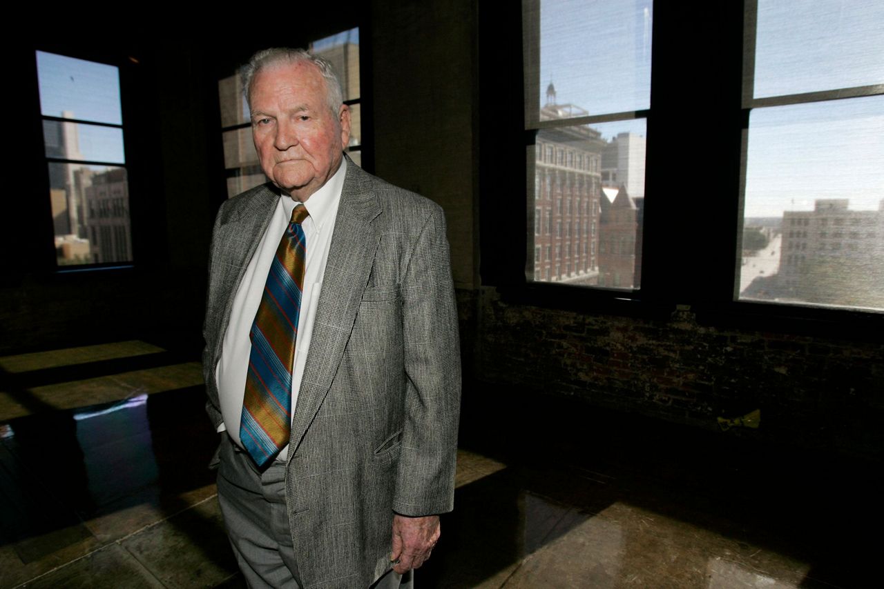 Jim Leavelle, lawman at Lee Harvey Oswald's side, dies at 99
