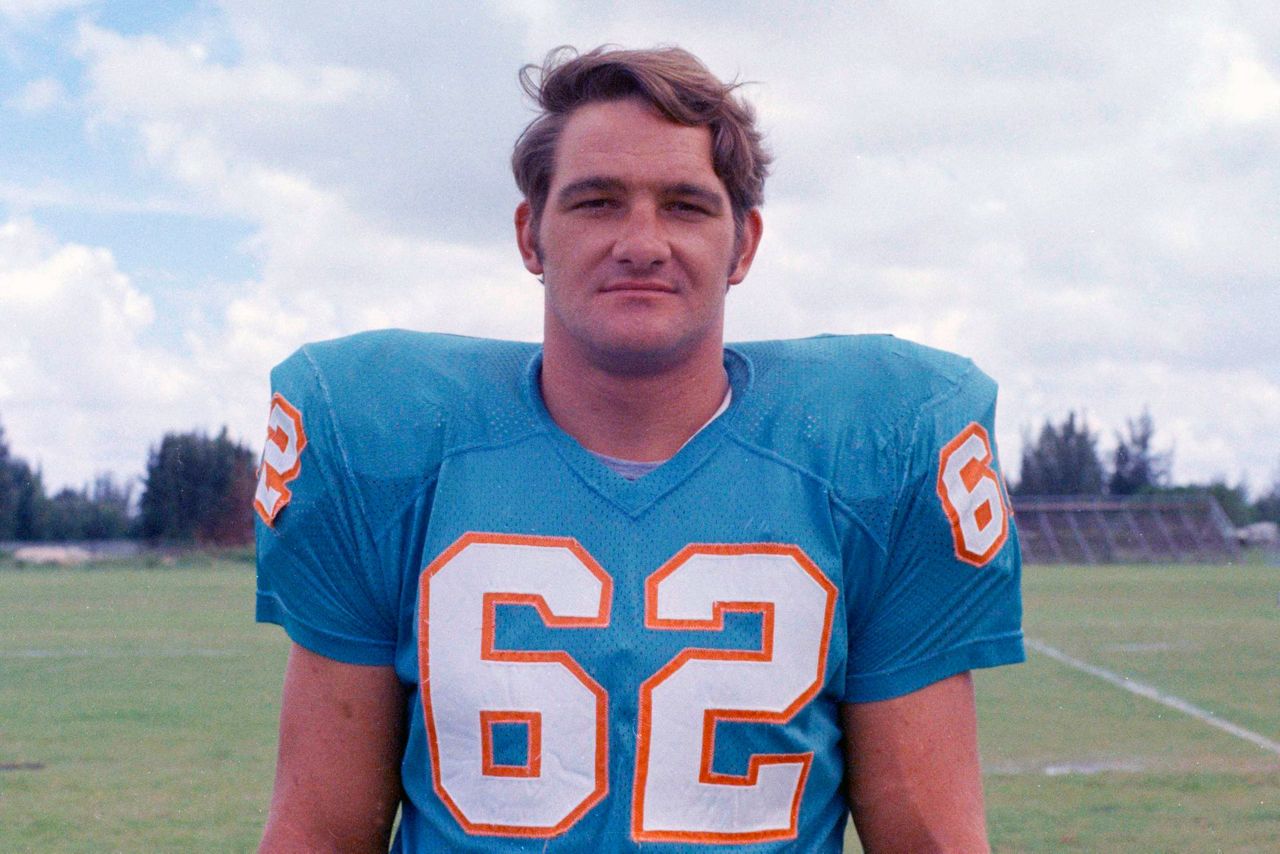 Ex-Dolphins Hall of Fame center Jim Langer dies at 71