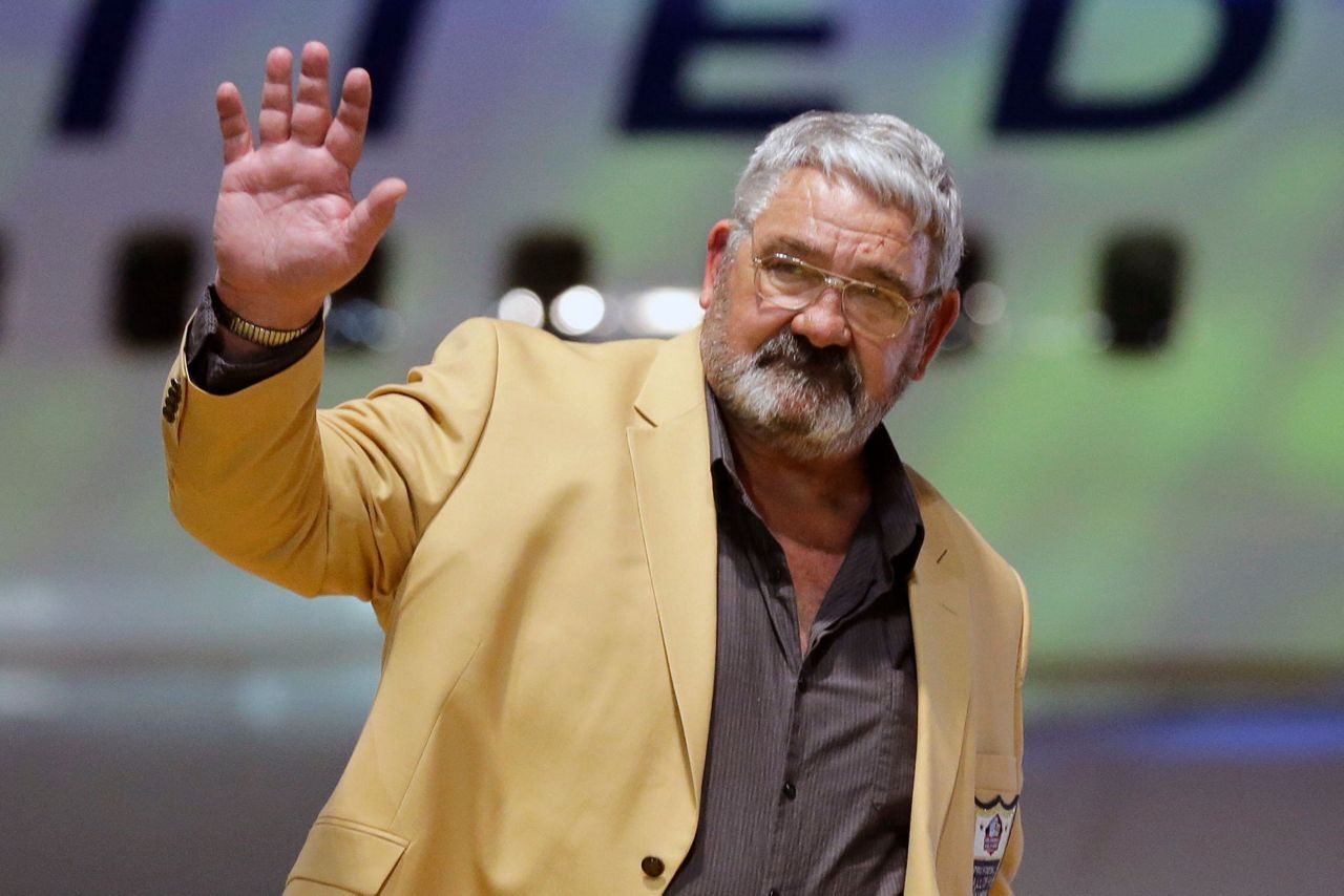 Ex-Dolphins Hall of Fame center Jim Langer dies at 71