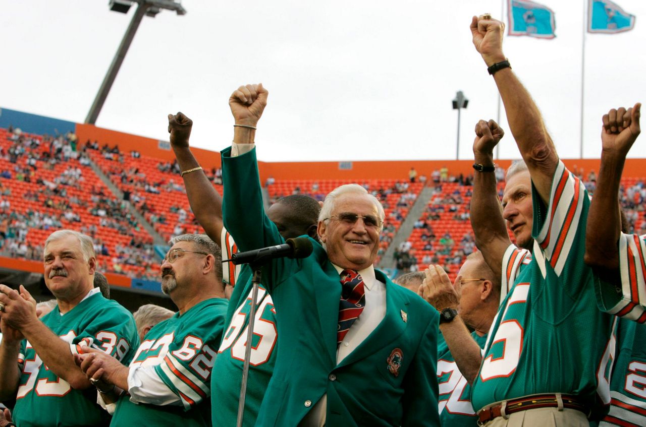 Ex-Dolphins Hall of Fame center Jim Langer dies at 71