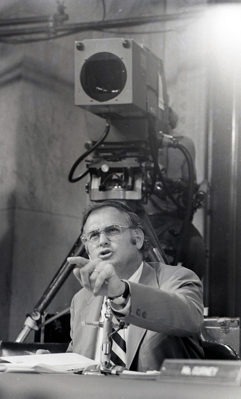 Former Connecticut Gov. Lowell P. Weicker Jr., maverick senator during ...