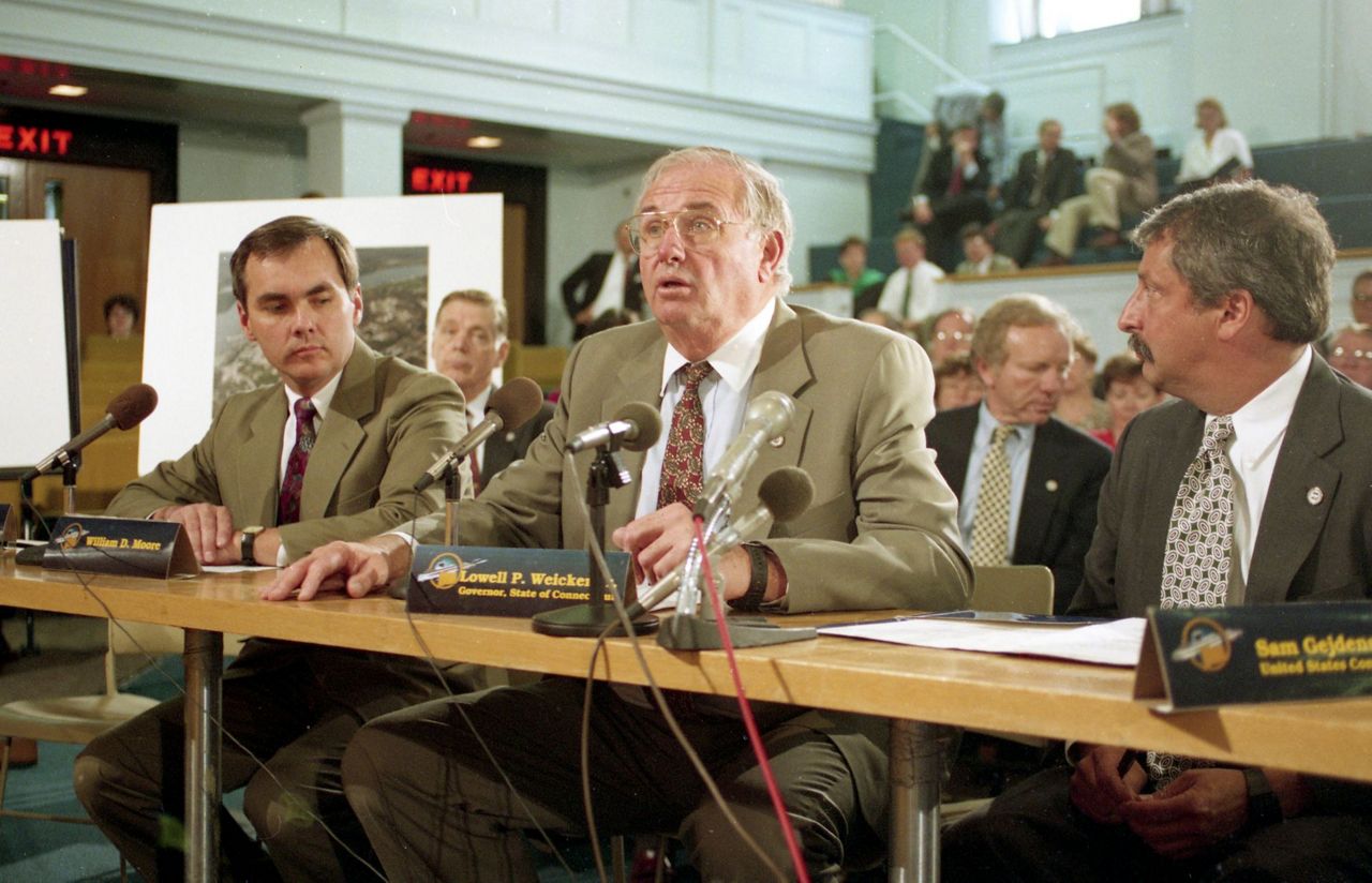 Former Connecticut Gov. Lowell P. Weicker Jr., maverick senator during ...