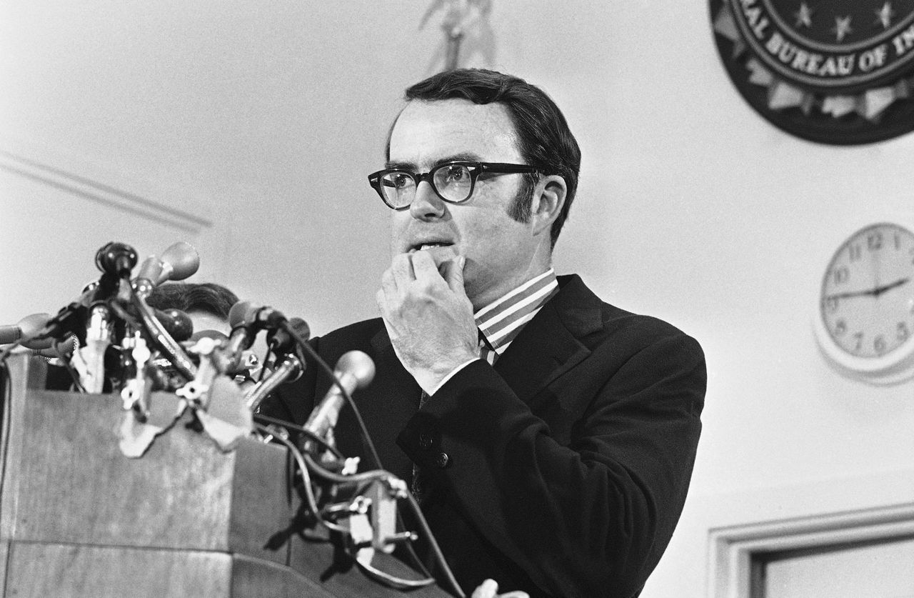 Ruckelshaus, who defied Nixon in Watergate firing, dies