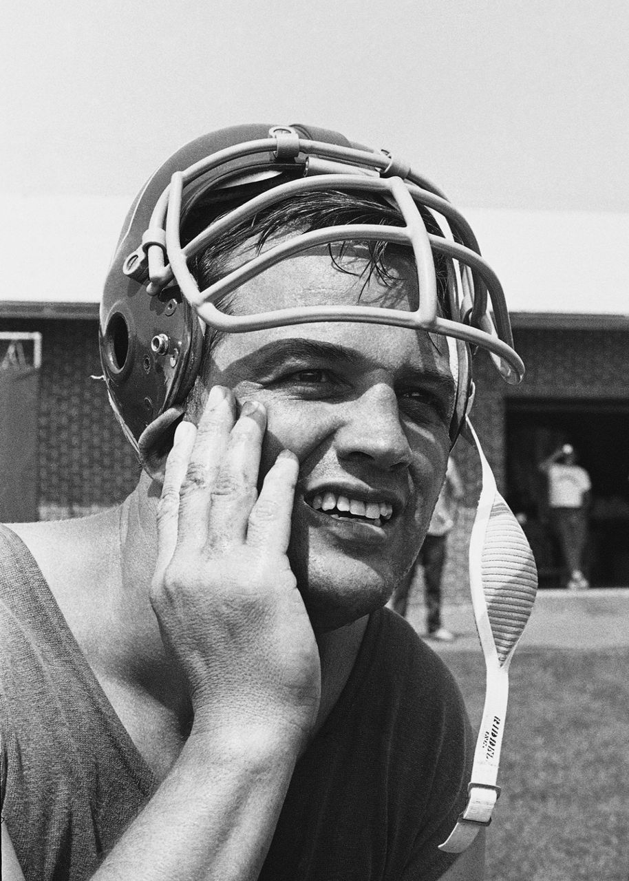 Hard-hitting Hall of Fame linebacker Sam Huff dies at 87