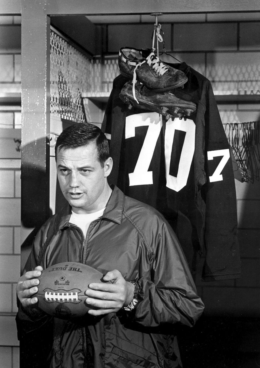 Hard-hitting Hall of Fame linebacker Sam Huff dies at 87