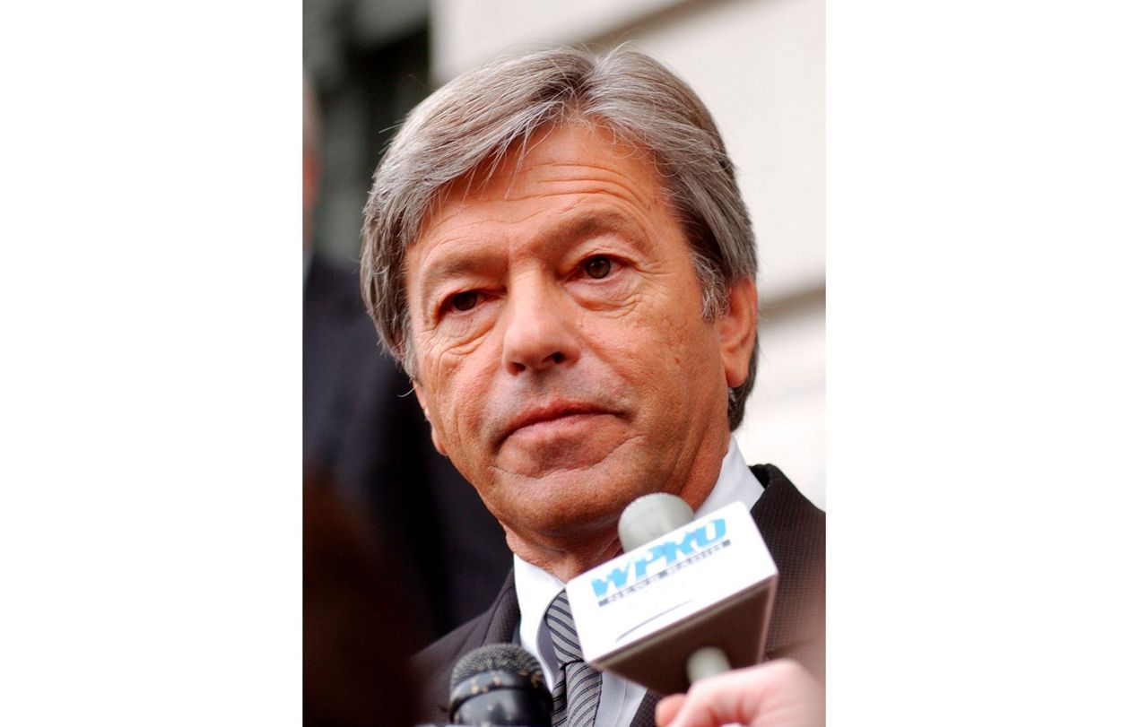 Journalist who exposed corruption, wouldn't name source dies