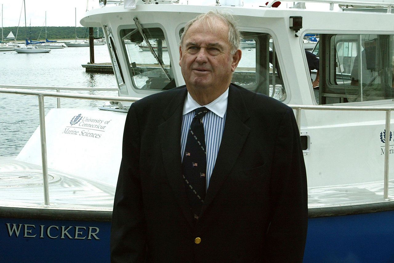 Former Connecticut Gov. Lowell P. Weicker Jr., maverick senator during ...