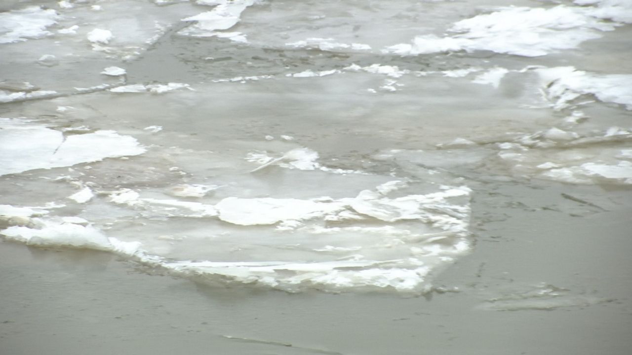 Ohio River begins to freeze