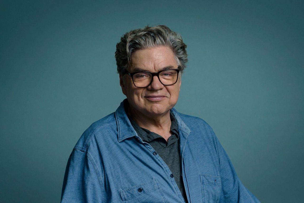 How Oliver Platt moonlights on 'The Bear,' while still clocking in at ...